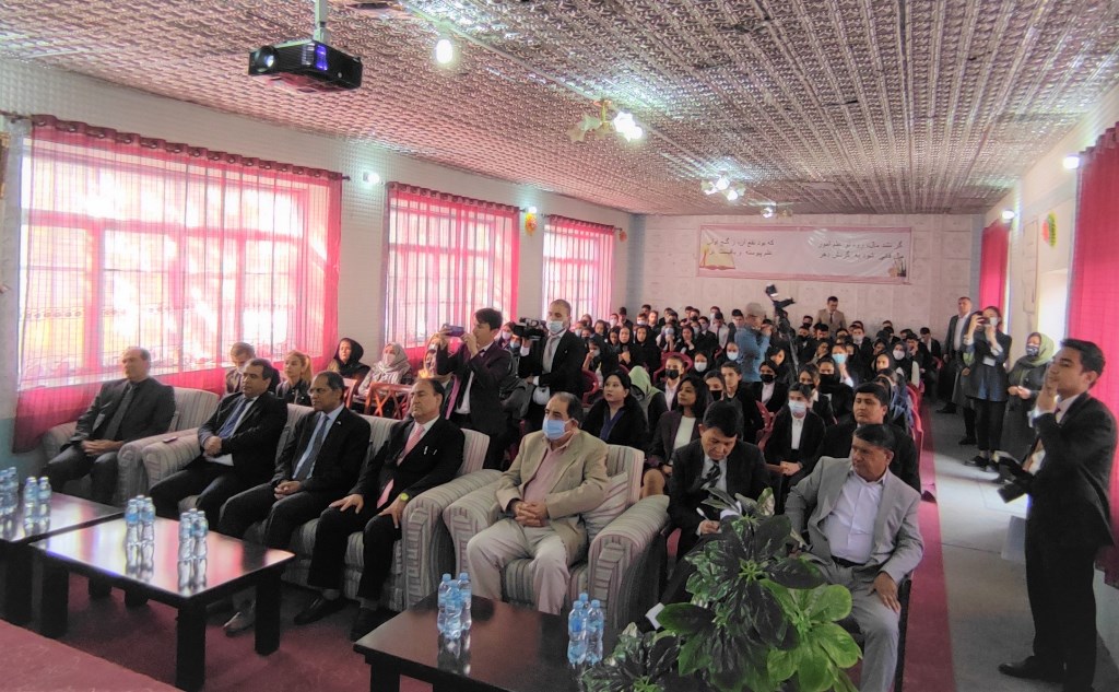 India sets up computer laboratory at school for Afghan refugee children ...